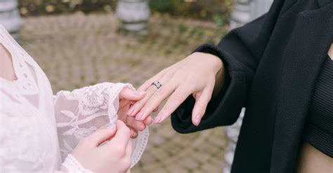 Id Lgbt Lgbtq 감정 검은색 게이 결혼 공원 관계 교환 끈 낭만적인 단란함 돌보다 동성애자 드레스 레즈비언 로맨스 반지 사람