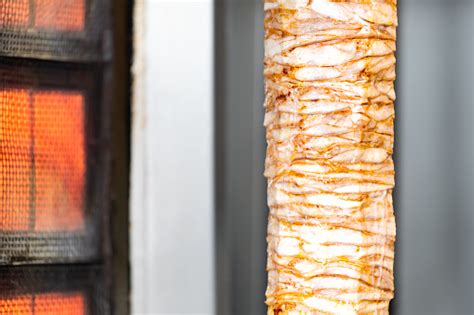 지방 기름기 고기 자르는 전통적인 중동 패스트 푸드 레스토랑 건물에 고기 조각 구이 케밥 근접 촬영 0명에 대한 스톡 사진 및 기타 이미지 Istock