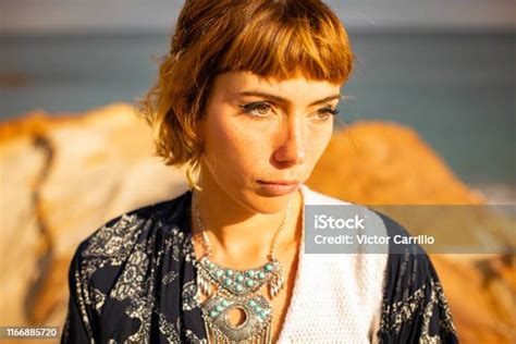 해변에서 야외로 낭만적 인 일몰 아름다운 젊은 보헤미안 스타일의 여자 긍정적인 감정 표현에 대한 스톡 사진 및 기타 이미지 긍정적인 감정 표현 레저 활동 로맨스