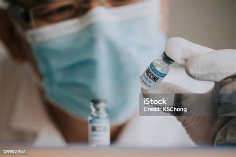 과학자의 손은 코로나 바이러스 코비드 19 백신 유리 병을 보유하고 50 54세에 대한 스톡 사진 및 기타 이미지 50 54