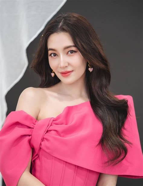 บันเทิง เบลล่า ราณีแจกความสดใส เผยภาพสุดละมุนในเดรสสีหวาน