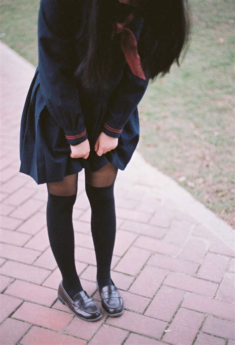 무료 이미지 구두 소녀 포도 수확 필름 비슷한 물건 다리 초상화 봄 학생 유행 니콘 의류 레이디 50mm 소유 대퇴골 신발류 얼굴이없는