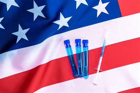 바이알 주사기 보호 독감 바이러스와 코로나 바이러스에 대한 바늘과 의료 주사기 미국의 코비드 백신 미국 국기 의학 개념 예방 접종 피하 주사 치료 0명에 대한 스톡 사진 및