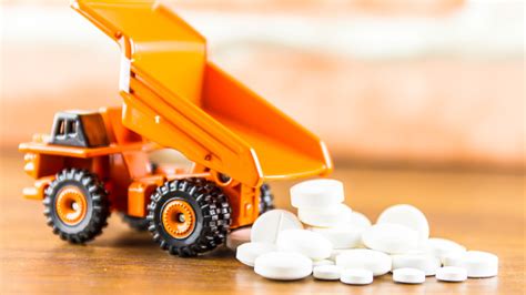 의학 약 또는 나무 배경에 캡슐입니다 치료 약물에 대 한 약물 처방입니다 제약의 약 건강에 대 한 치료 약국 테마 캡슐 알 약 패키지에 의학 항생제와 개념에 대한 스톡 사진