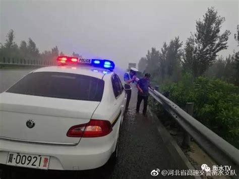 高速交警深州大队民警变身浇警温情救助雨中被困老人