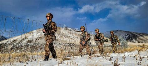 新疆边防踏雪巡逻 人民图片网