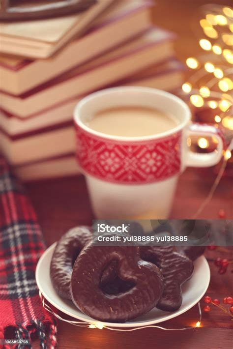 Christmaschristmas 제빵에 대 한 책입니다 초콜릿 차 책 빨간 나무 배경에 빛나는 갈 랜드의 낯 짝에 크리스마스 진저 감정에 대한 스톡 사진 및 기타 이미지