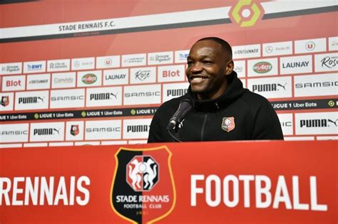 Stade Rennais De Léquipe De France à Rennes Steve Mandanda Garde La
