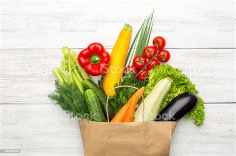 흰색 나무 배경에 종이 가방에 제품의 세트 슈퍼마켓이나 시장에서 쇼핑 개념 건강한 채식주의 음식 단고추에 대한 스톡 사진 및 기타 이미지 Istock