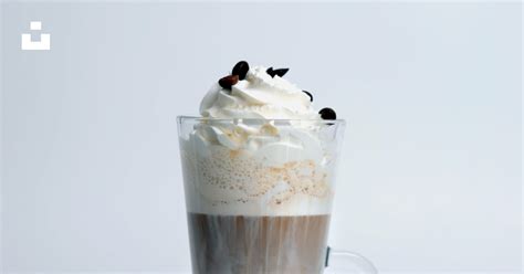 휘핑크림을 얹은 커피 한 잔 사진 Unsplash의 무료 커피 이미지