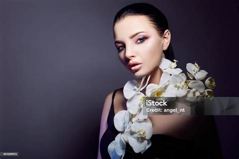 난초 꽃 얼굴 및 가슴 완벽 한 화장 아름 다운 눈과 통 통 입술 진한 보라색 바탕에 Jensina의 아름다움 초상화에 갈색