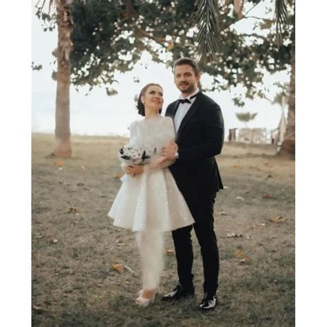 رستوران گردی خواننده ترک پس از ازدواج با والیبالیست ایرانی در ارومیه عکس