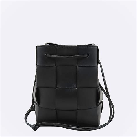 보테가베네타 스몰 카세트 크로스바디 버킷 백 럭셔리바이 중고명품