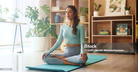 건강 피트니스 및 영적 웰빙을 위해 성숙한 여성과 함께 명상 호흡 및 선 균형 마음 챙김 및 요가 운동 인식 및 에너지를 위해 집에 있는 사람과 치유 분위기 40 44세에