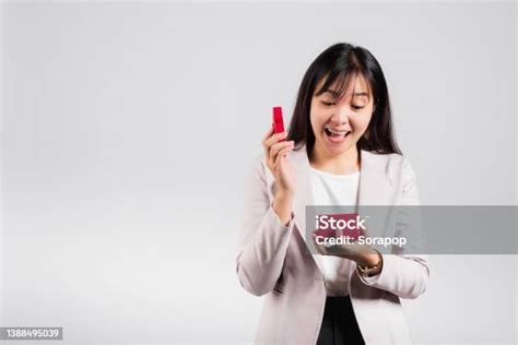 웃는 여자 자신감 은 손바닥 고립 된 흰색 배경에 빨간 선물 상자를 열고 25 29세에 대한 스톡 사진 및 기타 이미지 25 29세 개회행사 계절 Istock