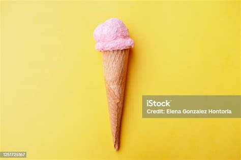 노란색 배경에 와플 콘에 딸기 아이스크림을 닫습니다 공간을 복사합니다 0명에 대한 스톡 사진 및 기타 이미지 0명 계절 과일 Istock