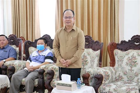 ທ່ານ ປອ ສົມບັດ ເຢ່ຍລີເຮີ ມອບປື້ມຜົນສໍາເລັດການຄົ້ນຄວ້າວິທະສາດ ໃຫ້ສະຖາບັນການເມືອງ ແລະ