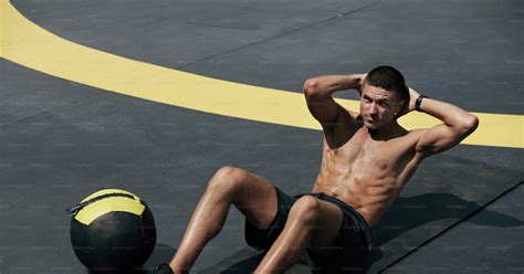 복근 크런치 운동 거리에서 피트니스 운동을 하는 스포츠 남자 요가 매트에서 운동하는 남성 운동 선수 체육관에서 야외에서 복부 근육 훈련 사진 Unsplash의