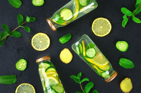 콧대가 높으면 물입니다 오이 레몬 생강 박하와 신선한 시원한 물 해독 및 체중 감소입니다 0명에 대한 스톡 사진 및 기타 이미지