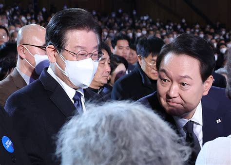 31절 기념식에서 만난 윤석열 대통령과 민주당 이재명 대표