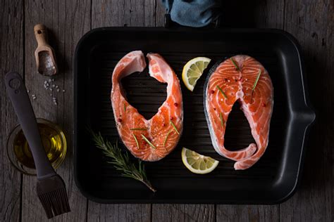 생 연어 스테이크 로즈마리 레몬 향신료를 곁들인 조리되지 않은 생선 검은색에 대한 스톡 사진 및 기타 이미지 검은색 날것 레몬 Istock