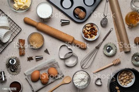 베이킹 배경 밀가루 계란 설탕 우유 베이지 색 배경에 견과류 베이킹 도구와 베이킹 식품 재료 베이킹 또는 요리 케이크 또는 머핀 상단 보기 플랫 레이 0명에 대한 스톡 사진
