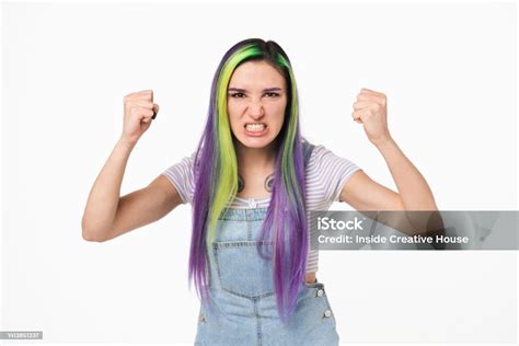 화가 난 분노한 젊은 백인 힙스터 소녀 여성은 하얀 배경에 고립 된 주먹으로 싸우는 것에 실망했다 관계 남용 25 29세에 대한