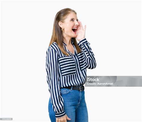 격리 된 배경 소리와 입에 손으로 측면 크게 비명 위에 중간 나이 성숙 비즈니스 여자 통신 개념입니다 갈색 머리에 대한 스톡 사진 및 기타 이미지 Istock