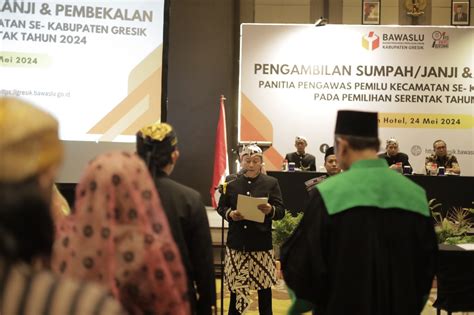 54 Panwascam Gresik Dilantik Pakai Baju Adat Cahaya Pena