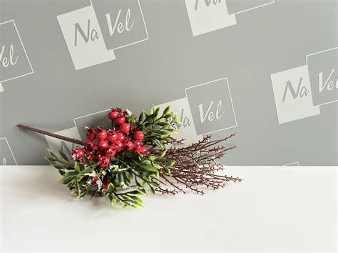 Коледен клон с шипки Коледни цветя и клони