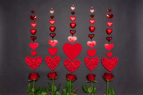 검은 색의 붉은 색의 신선한 장미 꽃 장식 하트와 과자 텍스트 나는 당신을 사랑 창조적 인 구성 사랑 로맨스 발렌타인 데이 컨셉 플랫 레이 상단 보기 14에 대한 스톡 사진