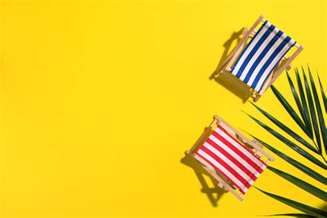 하드 그림자 갑판 의자 노란색 종이 배경에 야자수 잎 플랫 레이및 복사 공간 여름 여행 휴가 개념입니다 최소 구성 갑판 의자에 대한 스톡 사진 및 기타 이미지 Istock