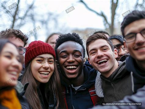 Ai创作图黑人留学生 海外留学生 一群大学生助威 学生户外活动 多元种族的 了解不同文化 不同肤色人种 校园里的学生 大学留学生联谊会 一群人