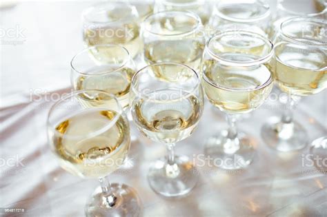 멋진 맛 있는 샴페인 이나 화이트 와인 바에서 와인 안경의 많은 알코올 배경입니다 0명에 대한 스톡 사진 및 기타 이미지 0명 결정체 기념일 Istock