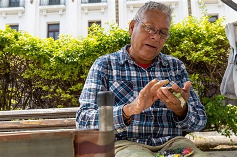 멕시코 과달라하라의 거리에서 손가락으로 그림을 그리는 늙은 히스패닉 남자의 수직 거리에 대한 스톡 사진 및 기타 이미지 거리 공예 그리기 Istock