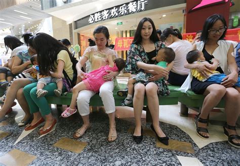 组图：青岛30余名妈妈参加“哺乳快闪” 倡导母乳喂养公益频道凤凰网