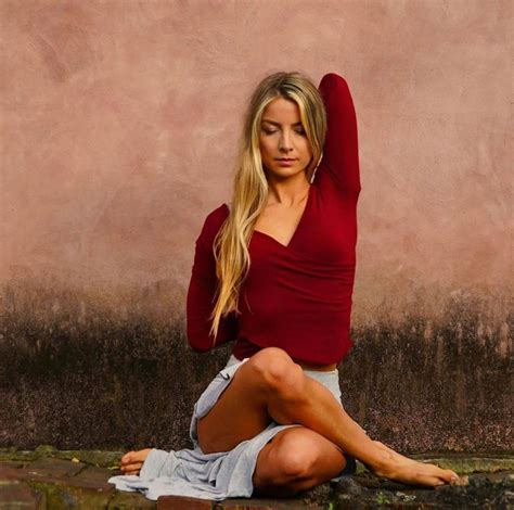 10个在家“ 靠墙 ”就能做的拉伸动作，全身拉筋，练完超舒服！ 双手 双腿 身体