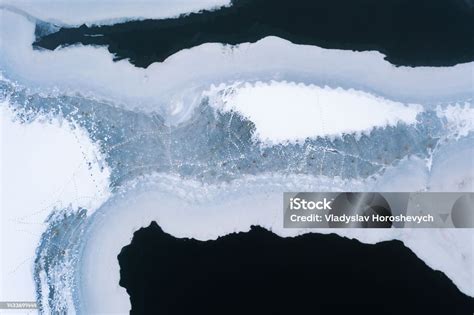 얼음은 강에서 녹습니다 물은 얼음 얼음과 물의 아름다운 패턴 얼어 붙은 강의 공중 보기를 세폐합니다 접사 촬영에 대한 스톡 사진 및 기타 이미지 Istock