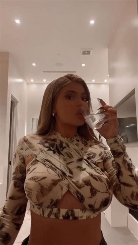 Kylie Jenner Braless Boobs Video Fappenist