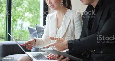 노트북과 태블릿을 사용하여 작업하고 현대적인 사무실에서 토론하는 두 명의 사업가 비즈니스 및 기술 개념 25 29세에 대한 스톡 사진 및 기타 이미지 Istock