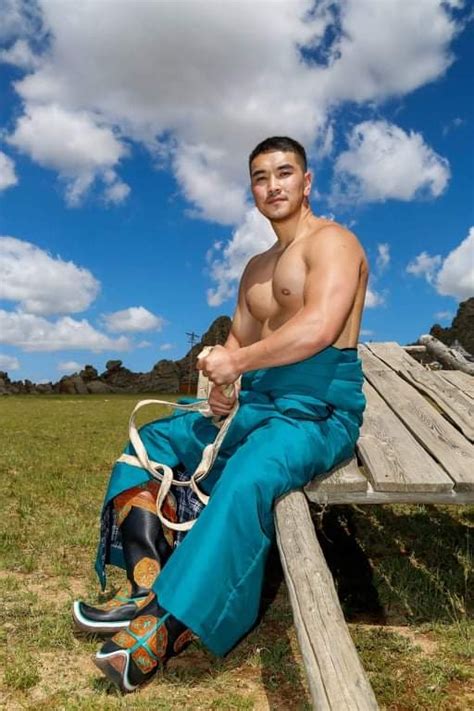 Бөхийн дууг нvцгэн дуулсан Дуучин Ц Отгонбаяр шүүмжлэлд өртөв ТАС МН