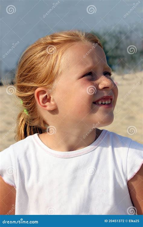 Retrato De Uma Menina Red Haired De Cinco Anos Em Um W Foto De Stock