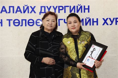 ОЛОН УЛСЫН ЭМЭГТЭЙЧҮҮДИЙН БАЯРЫН БОСГОН ДЭЭР ДАРХАН БЭР ҮҮД ТОДОРЛОО