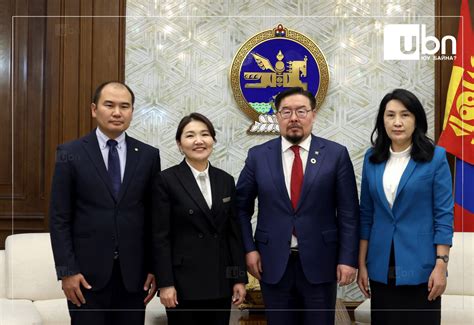 УИХ ын дарга Г Занданшатар Үндсэн хуулийн Цэцийн шинэ гишүүдэд үнэмлэхийг нь гардууллаа