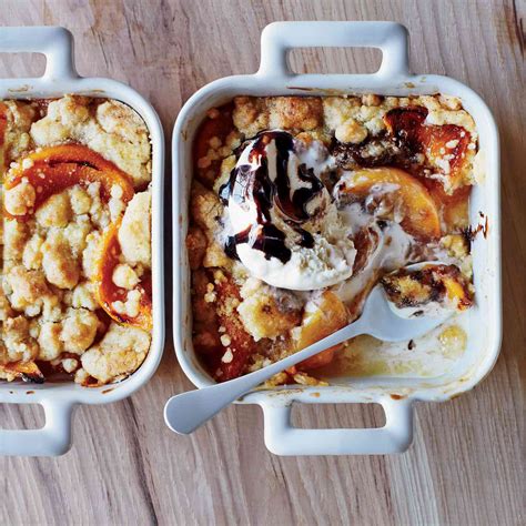 Peach Cobbler With Ice Cream