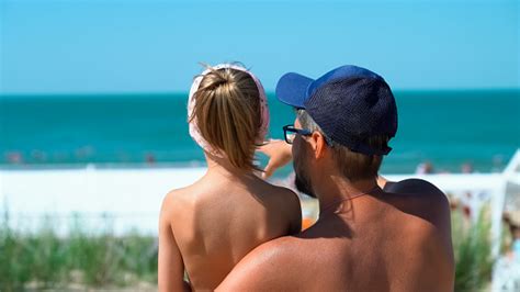 아버지와 아이는 바다가있는 호텔 해변을 바라 봅니다 여름 방학 여행 휴가 2명에 대한 스톡 사진 및 기타 이미지 2명 35