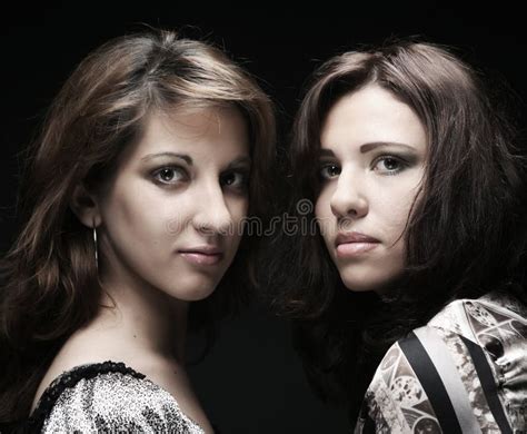 Deux Belles Jeunes Filles Minces Image Stock Image Du Fille Couples