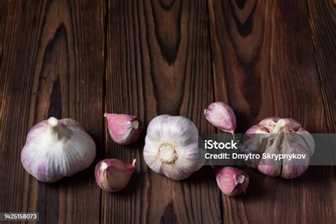 나무 테이블에 마늘 정향 신선한 껍질을 벗긴 마늘과 전구 갈색에 대한 스톡 사진 및 기타 이미지 갈색 개념 개념과 주제 Istock