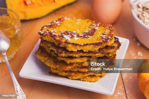수제 호박과 귀리 팬케이크 착빙 설탕으로 장식 재료 클로즈업 나무 테이블에 0명에 대한 스톡 사진 및 기타 이미지 0명 가을 건강한 생활방식 Istock