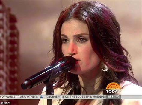 It Threw Me Off For About Eight Seconds Idina Menzel Reveals Travolta S Oscars Fluff Almost